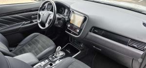 White Mitsubishi Outlander 2019 in Vilnius, with an engine capacity of 2.36 L and mileage of 116 thousand km for 19850 €, photo 25 on AUTOMOTO.COM.LV
