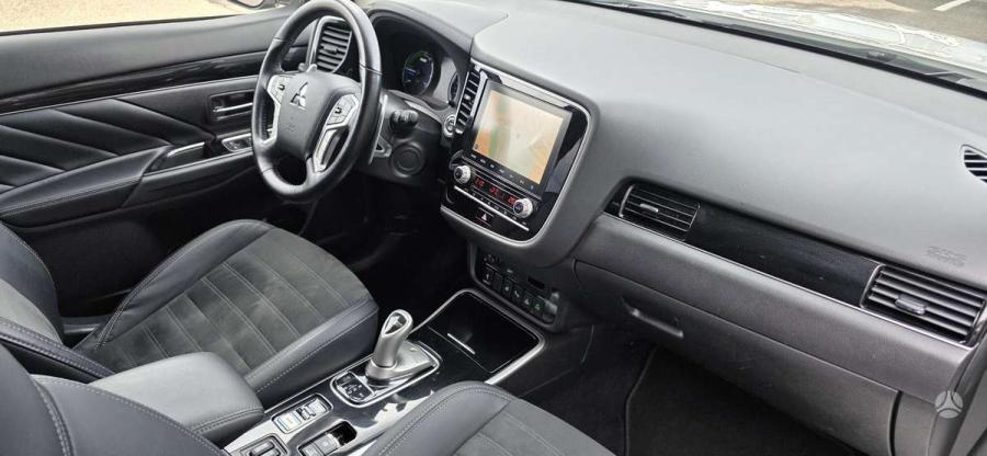 White Mitsubishi Outlander 2019 in Vilnius, with an engine capacity of 2.36 L and mileage of 116 thousand km for 19850 €, photo 25 on AUTOMOTO.COM.LV