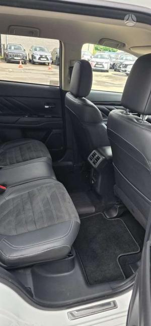 White Mitsubishi Outlander 2019 in Vilnius, with an engine capacity of 2.36 L and mileage of 116 thousand km for 19850 €, photo 26 on AUTOMOTO.COM.LV