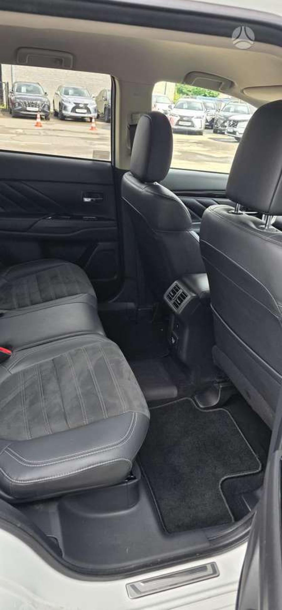 White Mitsubishi Outlander 2019 in Vilnius, with an engine capacity of 2.36 L and mileage of 116 thousand km for 19850 €, photo 26 on AUTOMOTO.COM.LV