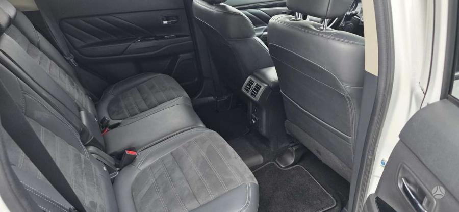 White Mitsubishi Outlander 2019 in Vilnius, with an engine capacity of 2.36 L and mileage of 116 thousand km for 19850 €, photo 27 on AUTOMOTO.COM.LV