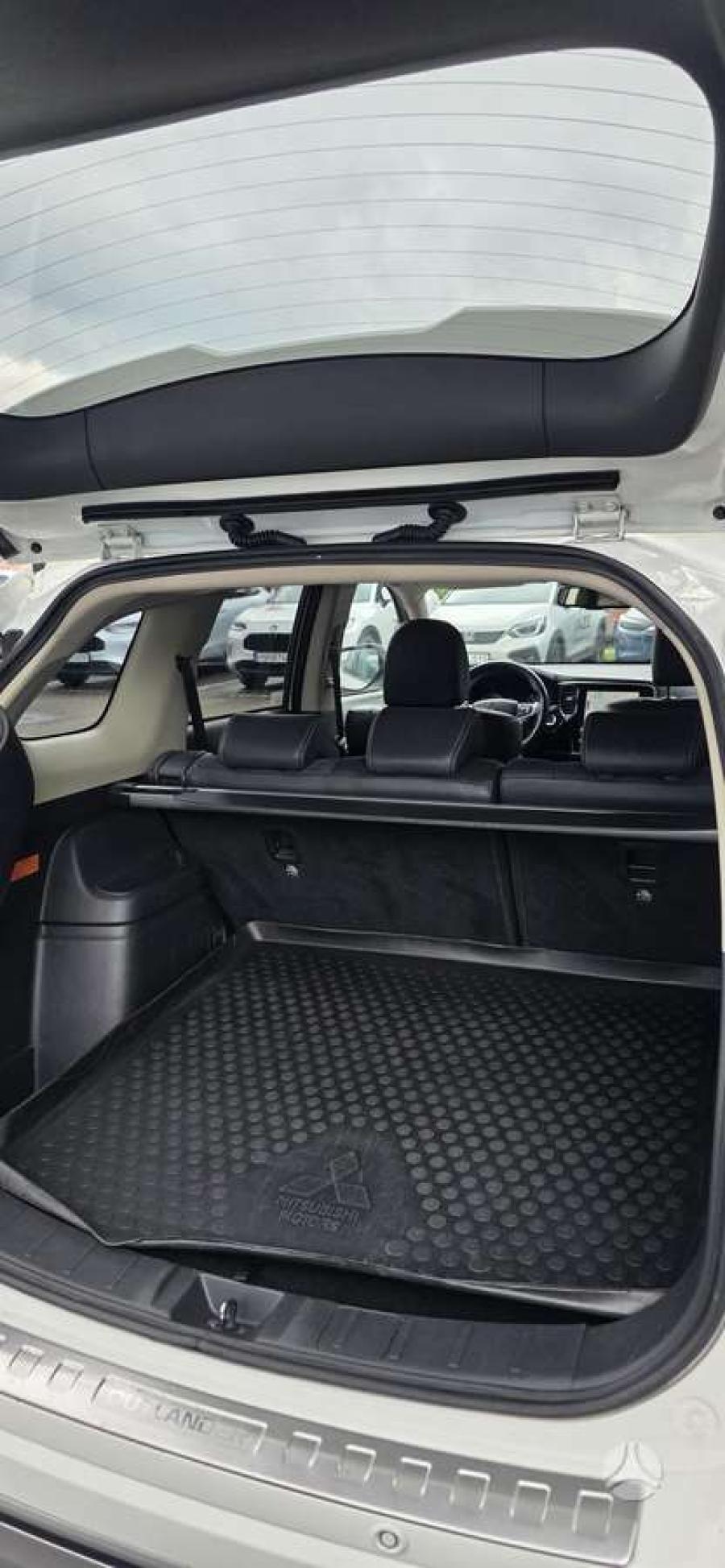 White Mitsubishi Outlander 2019 in Vilnius, with an engine capacity of 2.36 L and mileage of 116 thousand km for 19850 €, photo 28 on AUTOMOTO.COM.LV