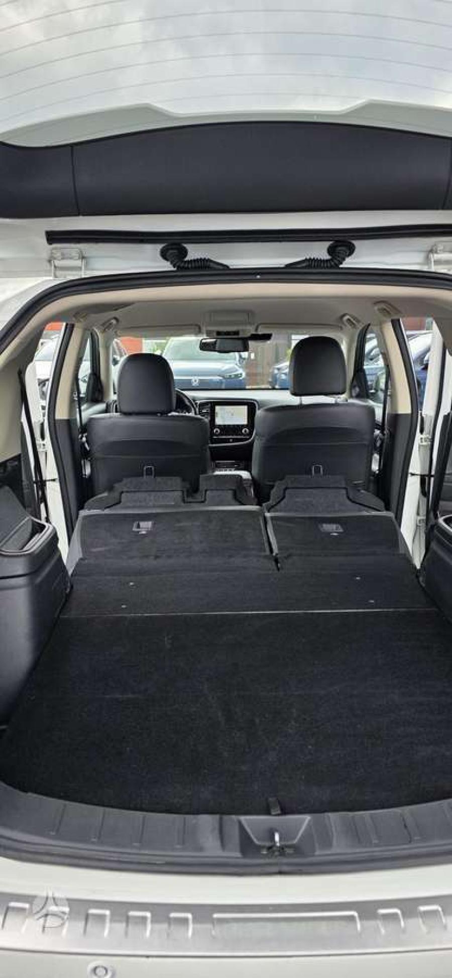 White Mitsubishi Outlander 2019 in Vilnius, with an engine capacity of 2.36 L and mileage of 116 thousand km for 19850 €, photo 29 on AUTOMOTO.COM.LV