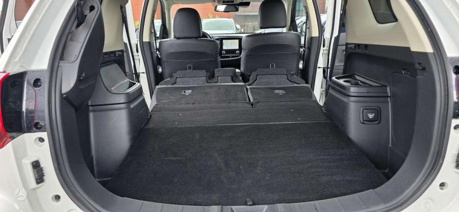 White Mitsubishi Outlander 2019 in Vilnius, with an engine capacity of 2.36 L and mileage of 116 thousand km for 19850 €, photo 31 on AUTOMOTO.COM.LV