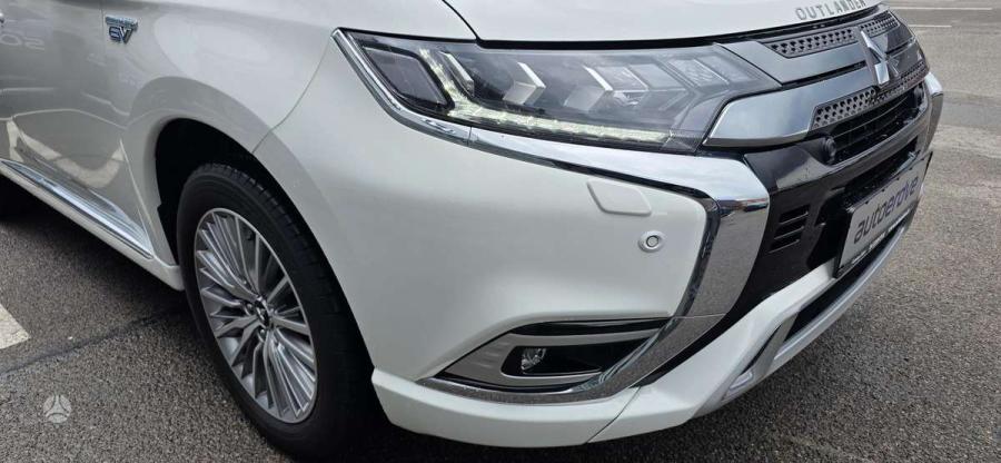 White Mitsubishi Outlander 2019 in Vilnius, with an engine capacity of 2.36 L and mileage of 116 thousand km for 19850 €, photo 38 on AUTOMOTO.COM.LV