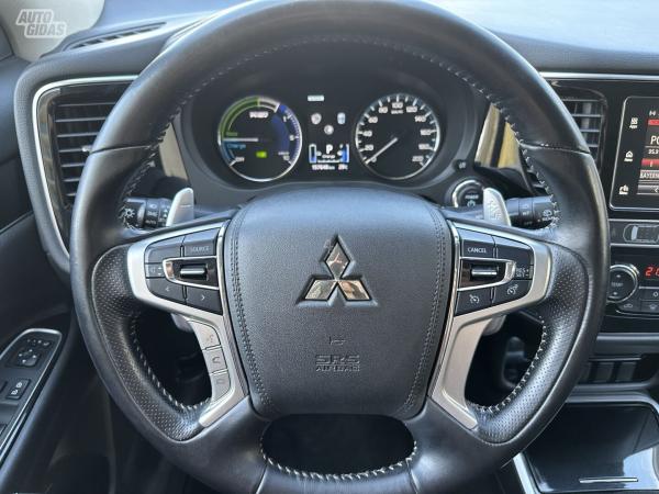 White Mitsubishi Outlander 2019 in Avizieniai, with an engine capacity of 2.40 L and mileage of 158 thousand km for 16750 €, photo 6 on AUTOMOTO.COM.LV