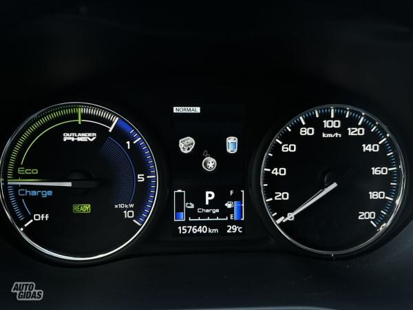 White Mitsubishi Outlander 2019 in Avizieniai, with an engine capacity of 2.40 L and mileage of 158 thousand km for 16750 €, photo 7 on AUTOMOTO.COM.LV