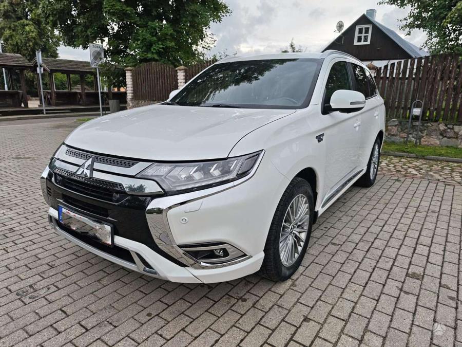 Balts Mitsubishi Outlander 2019 Viļņa, ar dzinēja tilpumu 2.36 L un nobraukumu 87 tūkst. km par 19600 €, foto 1 vietnē AUTOMOTO.COM.LV