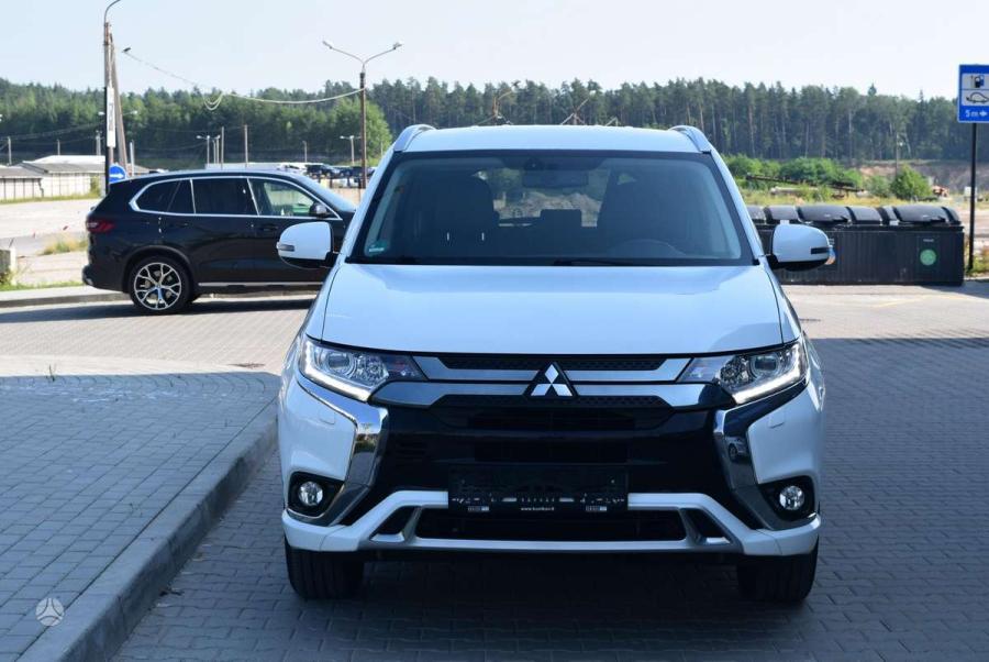 Balts Mitsubishi Outlander 2019 Viļņa, ar dzinēja tilpumu 2.36 L un nobraukumu 157 tūkst. km par 15900 €, foto 3 vietnē AUTOMOTO.COM.LV