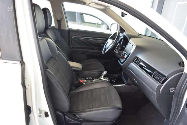 Balts Mitsubishi Outlander 2019 Viļņa, ar dzinēja tilpumu 2.36 L un nobraukumu 157 tūkst. km par 15900 €, foto 10 vietnē AUTOMOTO.COM.LV