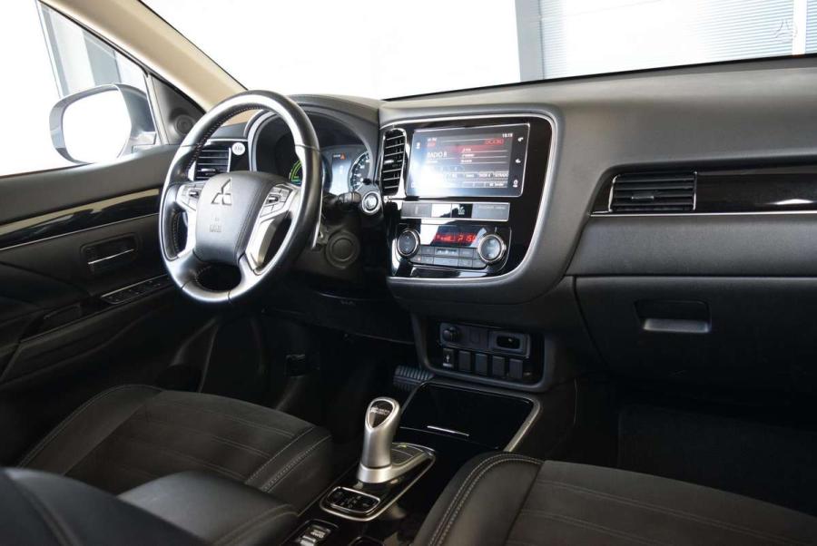 Balts Mitsubishi Outlander 2019 Viļņa, ar dzinēja tilpumu 2.36 L un nobraukumu 157 tūkst. km par 15900 €, foto 13 vietnē AUTOMOTO.COM.LV