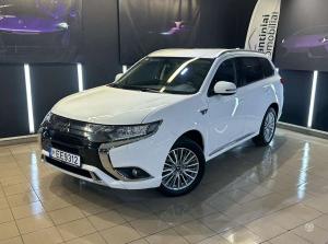 White Mitsubishi Outlander 2019 in Vilnius, with an engine capacity of 2.40 L and mileage of 158 thousand km for 16750 €, photo  on AUTOMOTO.COM.LV