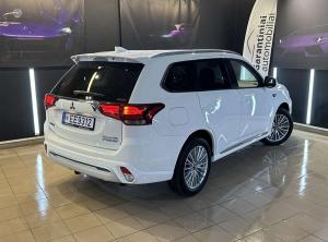 White Mitsubishi Outlander 2019 in Vilnius, with an engine capacity of 2.40 L and mileage of 158 thousand km for 16750 €, photo 3 on AUTOMOTO.COM.LV