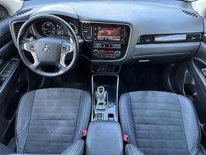 White Mitsubishi Outlander 2019 in Vilnius, with an engine capacity of 2.40 L and mileage of 158 thousand km for 16750 €, photo 4 on AUTOMOTO.COM.LV