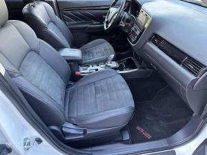White Mitsubishi Outlander 2019 in Vilnius, with an engine capacity of 2.40 L and mileage of 158 thousand km for 16750 €, photo 5 on AUTOMOTO.COM.LV