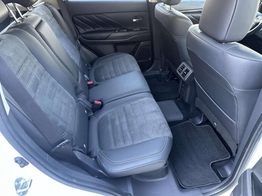 White Mitsubishi Outlander 2019 in Vilnius, with an engine capacity of 2.40 L and mileage of 158 thousand km for 16750 €, photo 6 on AUTOMOTO.COM.LV