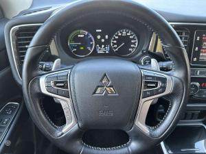 White Mitsubishi Outlander 2019 in Vilnius, with an engine capacity of 2.40 L and mileage of 158 thousand km for 16750 €, photo 7 on AUTOMOTO.COM.LV