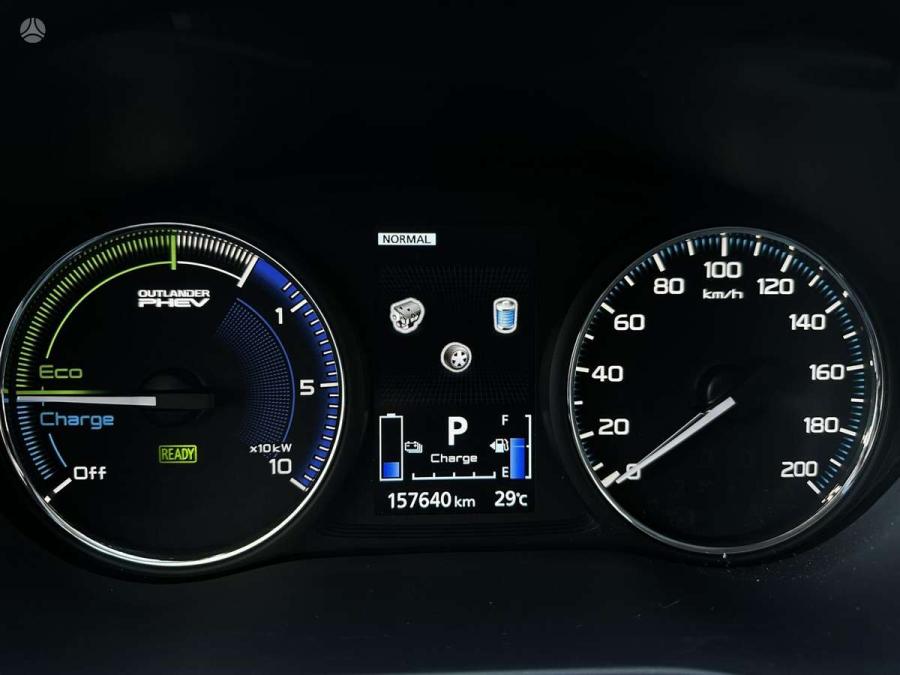 White Mitsubishi Outlander 2019 in Vilnius, with an engine capacity of 2.40 L and mileage of 158 thousand km for 16750 €, photo 8 on AUTOMOTO.COM.LV