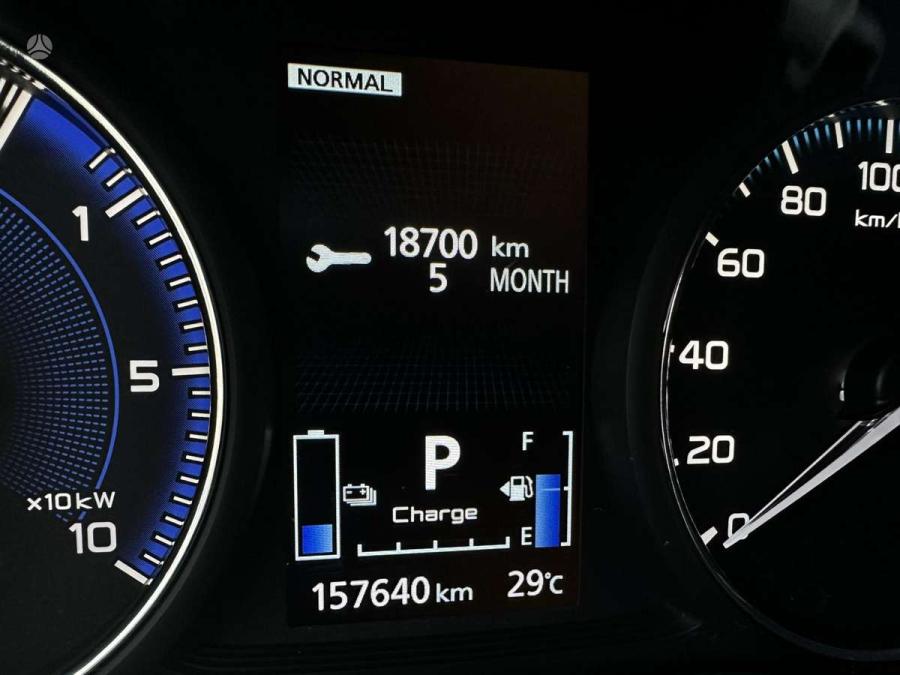 White Mitsubishi Outlander 2019 in Vilnius, with an engine capacity of 2.40 L and mileage of 158 thousand km for 16750 €, photo 9 on AUTOMOTO.COM.LV
