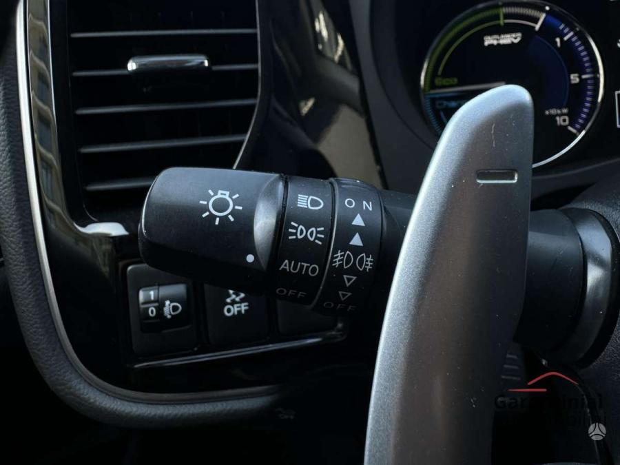White Mitsubishi Outlander 2019 in Vilnius, with an engine capacity of 2.40 L and mileage of 158 thousand km for 16750 €, photo 12 on AUTOMOTO.COM.LV
