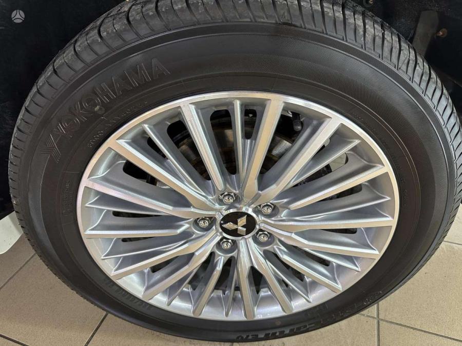 White Mitsubishi Outlander 2019 in Vilnius, with an engine capacity of 2.40 L and mileage of 158 thousand km for 16750 €, photo 25 on AUTOMOTO.COM.LV