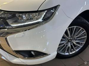 White Mitsubishi Outlander 2019 in Vilnius, with an engine capacity of 2.40 L and mileage of 158 thousand km for 16750 €, photo 26 on AUTOMOTO.COM.LV