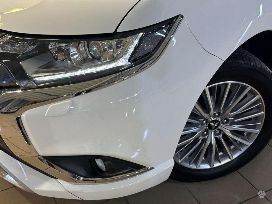 White Mitsubishi Outlander 2019 in Vilnius, with an engine capacity of 2.40 L and mileage of 158 thousand km for 16750 €, photo 26 on AUTOMOTO.COM.LV