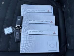 White Mitsubishi Outlander 2019 in Vilnius, with an engine capacity of 2.40 L and mileage of 158 thousand km for 16750 €, photo 27 on AUTOMOTO.COM.LV
