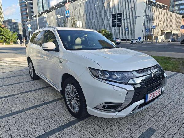 Balts Mitsubishi Outlander 2019 Viļņa, ar dzinēja tilpumu 2.36 L un nobraukumu 87 tūkst. km par 18700 €, foto 1 vietnē AUTOMOTO.COM.LV