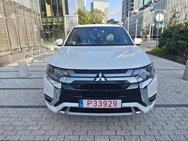 Balts Mitsubishi Outlander 2019 Viļņa, ar dzinēja tilpumu 2.36 L un nobraukumu 87 tūkst. km par 18700 €, foto 2 vietnē AUTOMOTO.COM.LV
