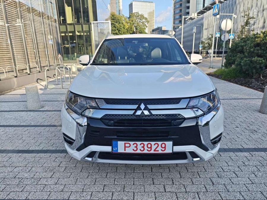 White Mitsubishi Outlander 2019 in Vilnius, with an engine capacity of 2.36 L and mileage of 87 thousand km for 18700 €, photo 3 on AUTOMOTO.COM.LV