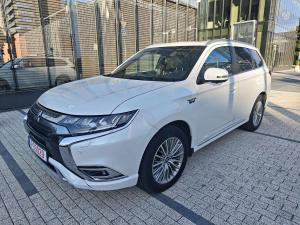 White Mitsubishi Outlander 2019 in Vilnius, with an engine capacity of 2.36 L and mileage of 87 thousand km for 18700 €, photo 4 on AUTOMOTO.COM.LV