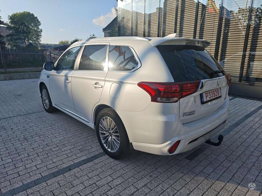 White Mitsubishi Outlander 2019 in Vilnius, with an engine capacity of 2.36 L and mileage of 87 thousand km for 18700 €, photo 5 on AUTOMOTO.COM.LV