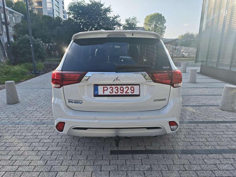 White Mitsubishi Outlander 2019 in Vilnius, with an engine capacity of 2.36 L and mileage of 87 thousand km for 18700 €, photo 6 on AUTOMOTO.COM.LV