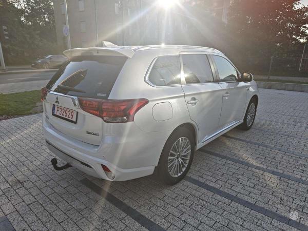 Balts Mitsubishi Outlander 2019 Viļņa, ar dzinēja tilpumu 2.36 L un nobraukumu 87 tūkst. km par 18700 €, foto 6 vietnē AUTOMOTO.COM.LV