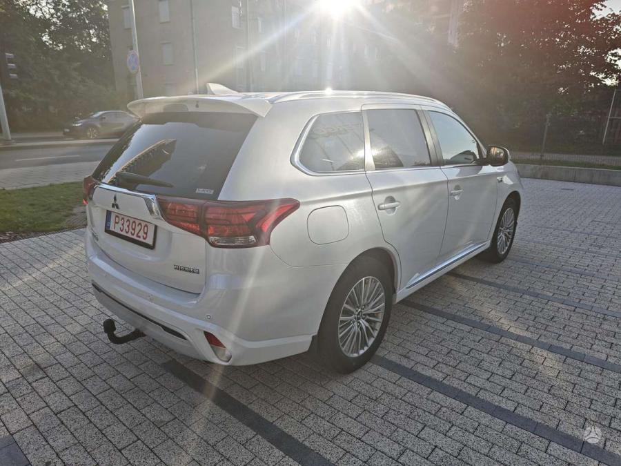 White Mitsubishi Outlander 2019 in Vilnius, with an engine capacity of 2.36 L and mileage of 87 thousand km for 18700 €, photo 7 on AUTOMOTO.COM.LV