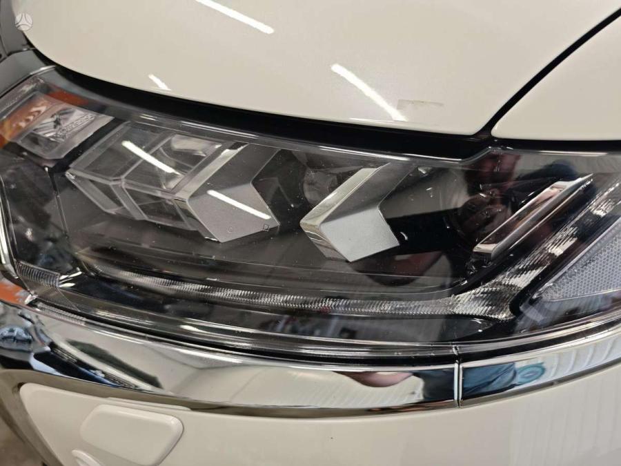 White Mitsubishi Outlander 2019 in Vilnius, with an engine capacity of 2.36 L and mileage of 87 thousand km for 18700 €, photo 8 on AUTOMOTO.COM.LV