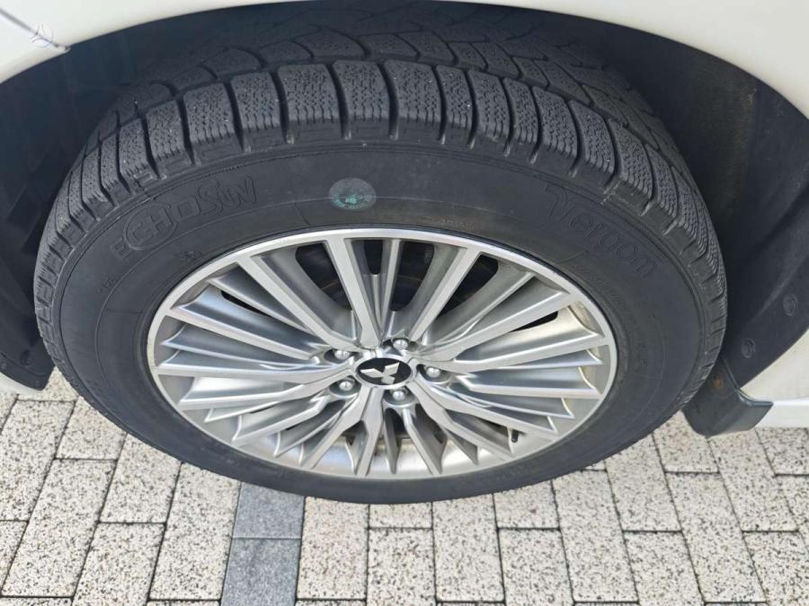 White Mitsubishi Outlander 2019 in Vilnius, with an engine capacity of 2.36 L and mileage of 87 thousand km for 18700 €, photo 15 on AUTOMOTO.COM.LV