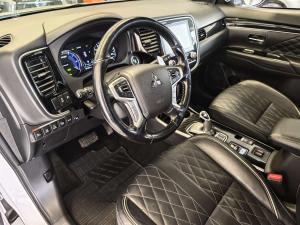 White Mitsubishi Outlander 2019 in Vilnius, with an engine capacity of 2.36 L and mileage of 87 thousand km for 18700 €, photo 16 on AUTOMOTO.COM.LV