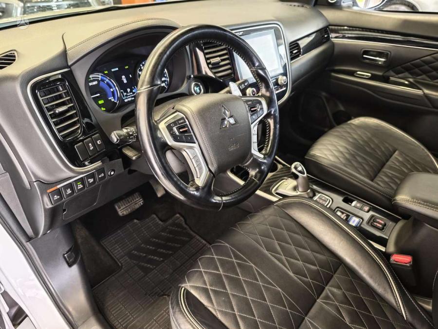 White Mitsubishi Outlander 2019 in Vilnius, with an engine capacity of 2.36 L and mileage of 87 thousand km for 18700 €, photo 16 on AUTOMOTO.COM.LV