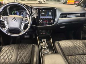 White Mitsubishi Outlander 2019 in Vilnius, with an engine capacity of 2.36 L and mileage of 87 thousand km for 18700 €, photo 17 on AUTOMOTO.COM.LV