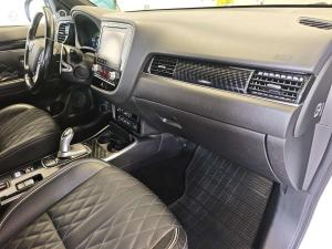 White Mitsubishi Outlander 2019 in Vilnius, with an engine capacity of 2.36 L and mileage of 87 thousand km for 18700 €, photo 18 on AUTOMOTO.COM.LV