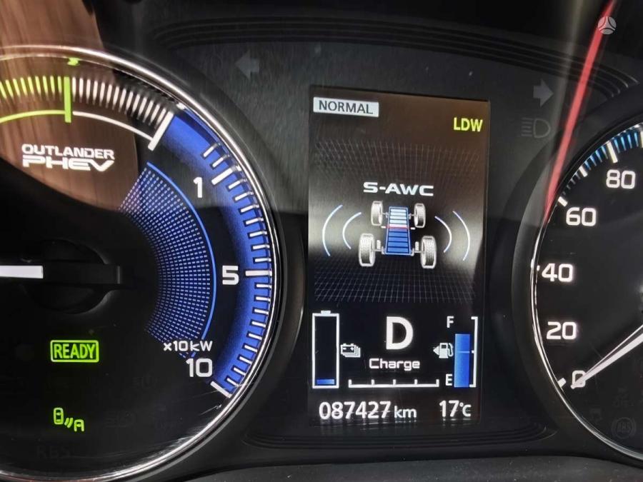 White Mitsubishi Outlander 2019 in Vilnius, with an engine capacity of 2.36 L and mileage of 87 thousand km for 18700 €, photo 21 on AUTOMOTO.COM.LV