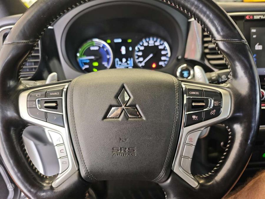 White Mitsubishi Outlander 2019 in Vilnius, with an engine capacity of 2.36 L and mileage of 87 thousand km for 18700 €, photo 23 on AUTOMOTO.COM.LV