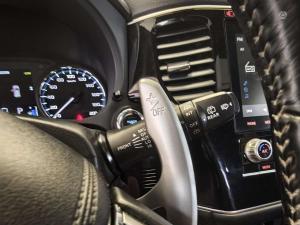 White Mitsubishi Outlander 2019 in Vilnius, with an engine capacity of 2.36 L and mileage of 87 thousand km for 18700 €, photo 25 on AUTOMOTO.COM.LV