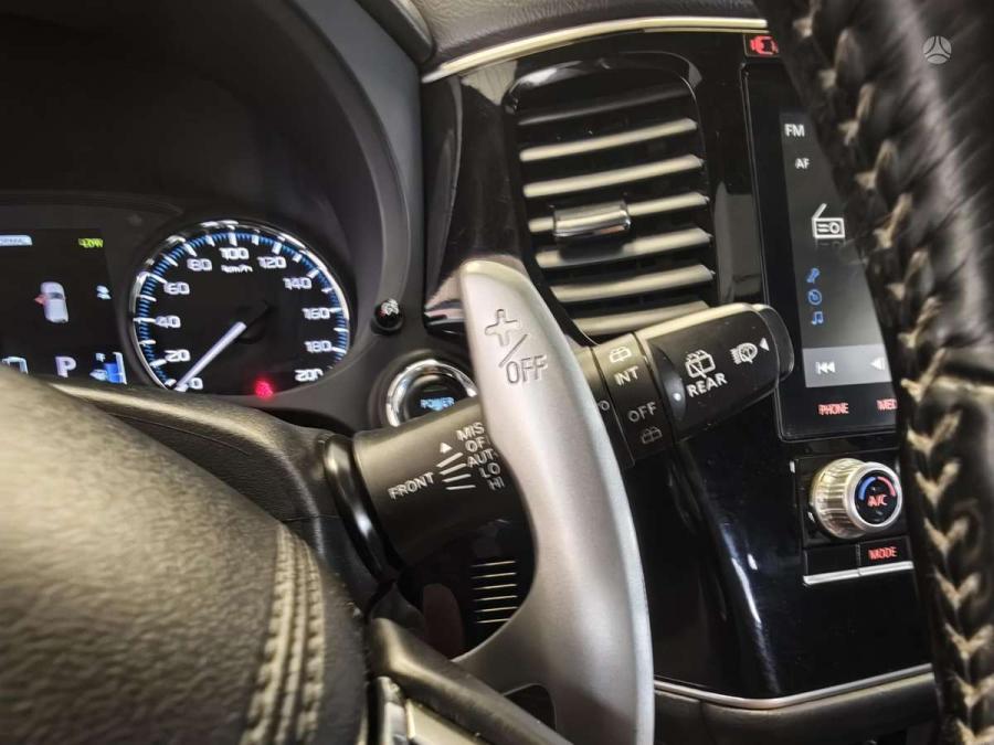 White Mitsubishi Outlander 2019 in Vilnius, with an engine capacity of 2.36 L and mileage of 87 thousand km for 18700 €, photo 25 on AUTOMOTO.COM.LV