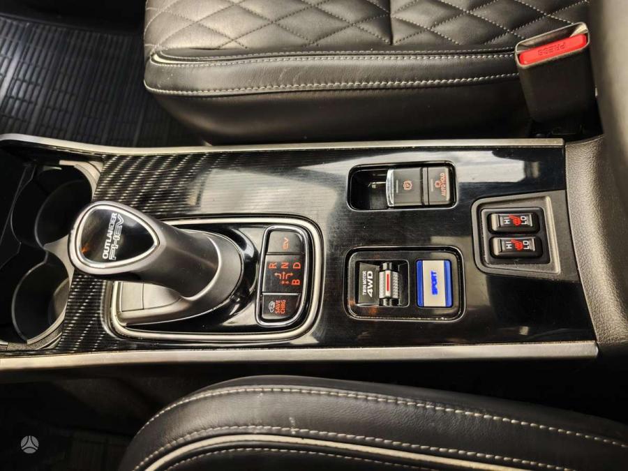White Mitsubishi Outlander 2019 in Vilnius, with an engine capacity of 2.36 L and mileage of 87 thousand km for 18700 €, photo 31 on AUTOMOTO.COM.LV