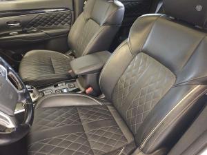 White Mitsubishi Outlander 2019 in Vilnius, with an engine capacity of 2.36 L and mileage of 87 thousand km for 18700 €, photo 35 on AUTOMOTO.COM.LV