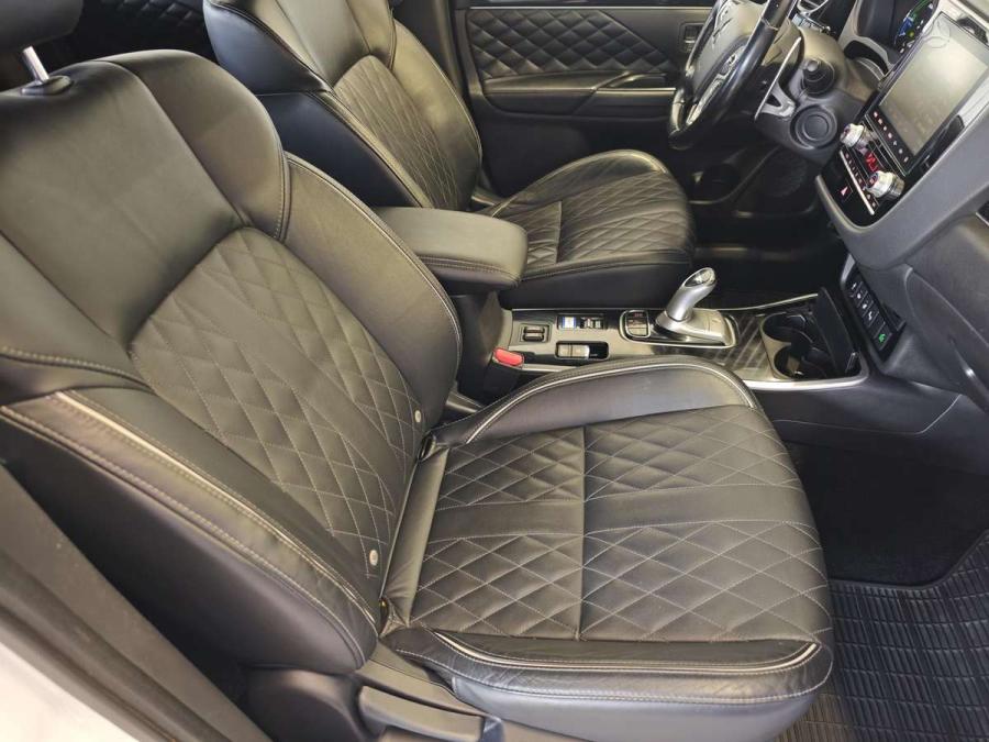 White Mitsubishi Outlander 2019 in Vilnius, with an engine capacity of 2.36 L and mileage of 87 thousand km for 18700 €, photo 36 on AUTOMOTO.COM.LV