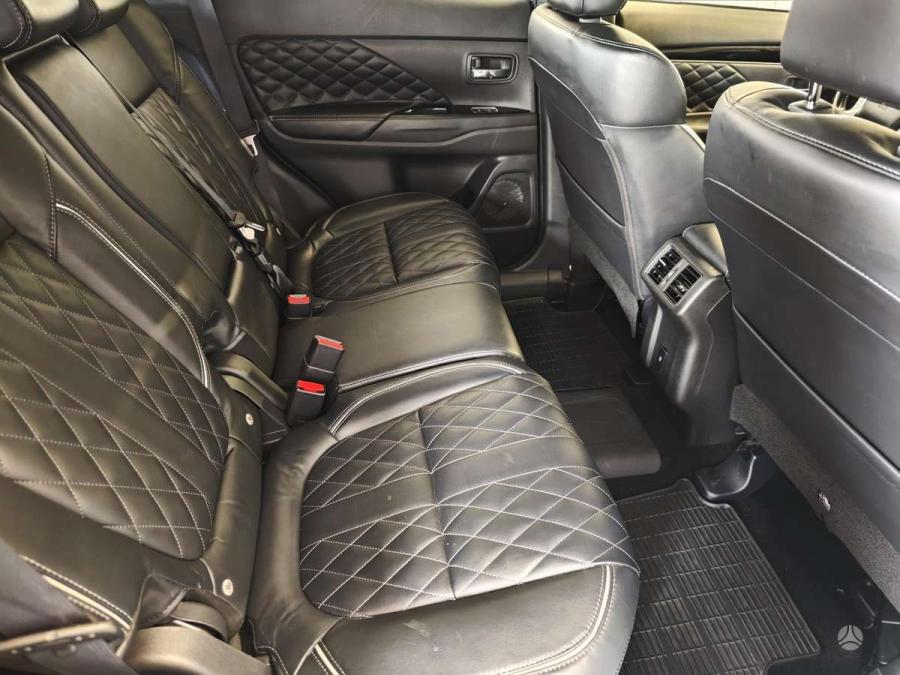 White Mitsubishi Outlander 2019 in Vilnius, with an engine capacity of 2.36 L and mileage of 87 thousand km for 18700 €, photo 37 on AUTOMOTO.COM.LV